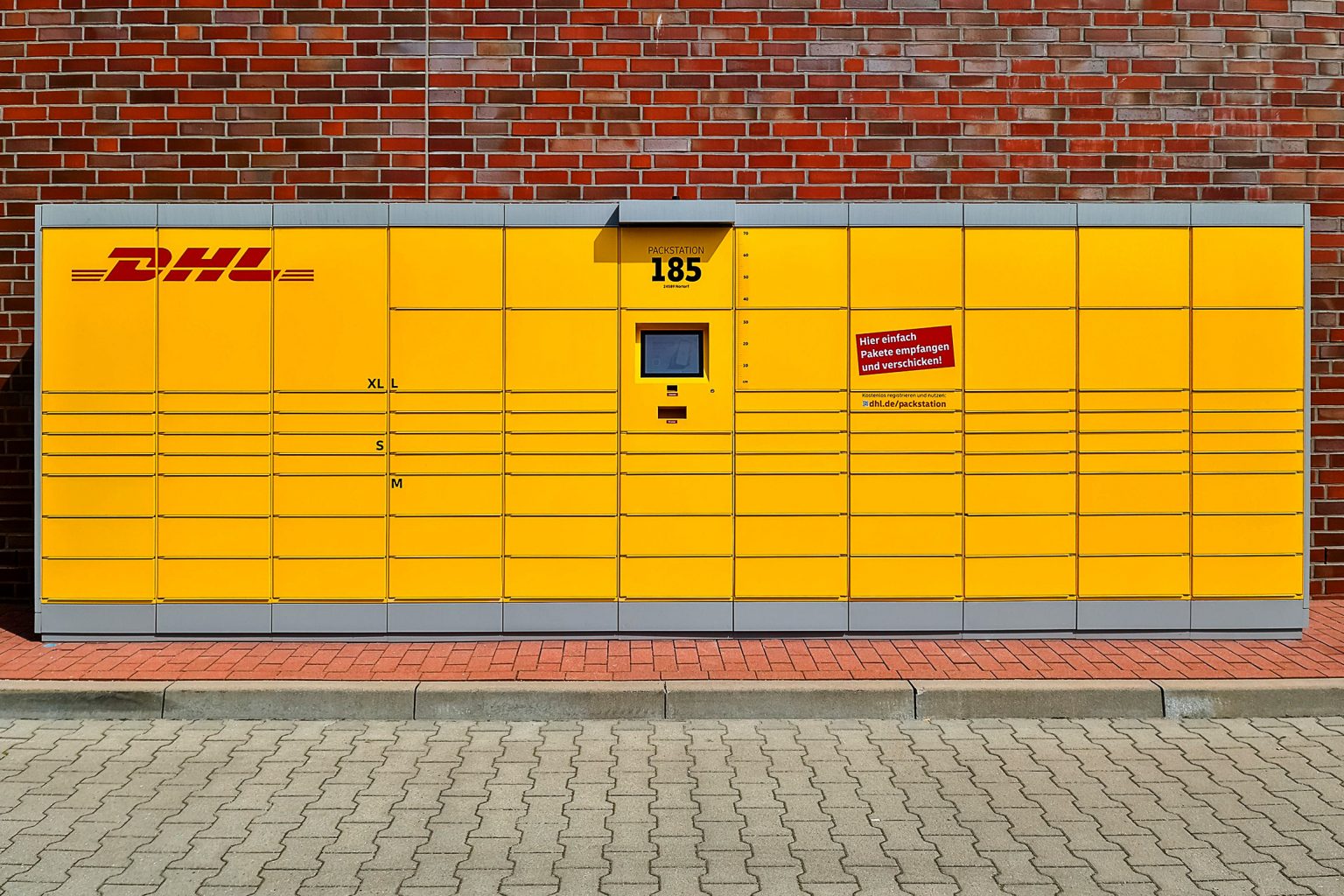 Odbiór paczki DHL BOX przy okazji zakupów w Biedronce. | KurJerzy.pl